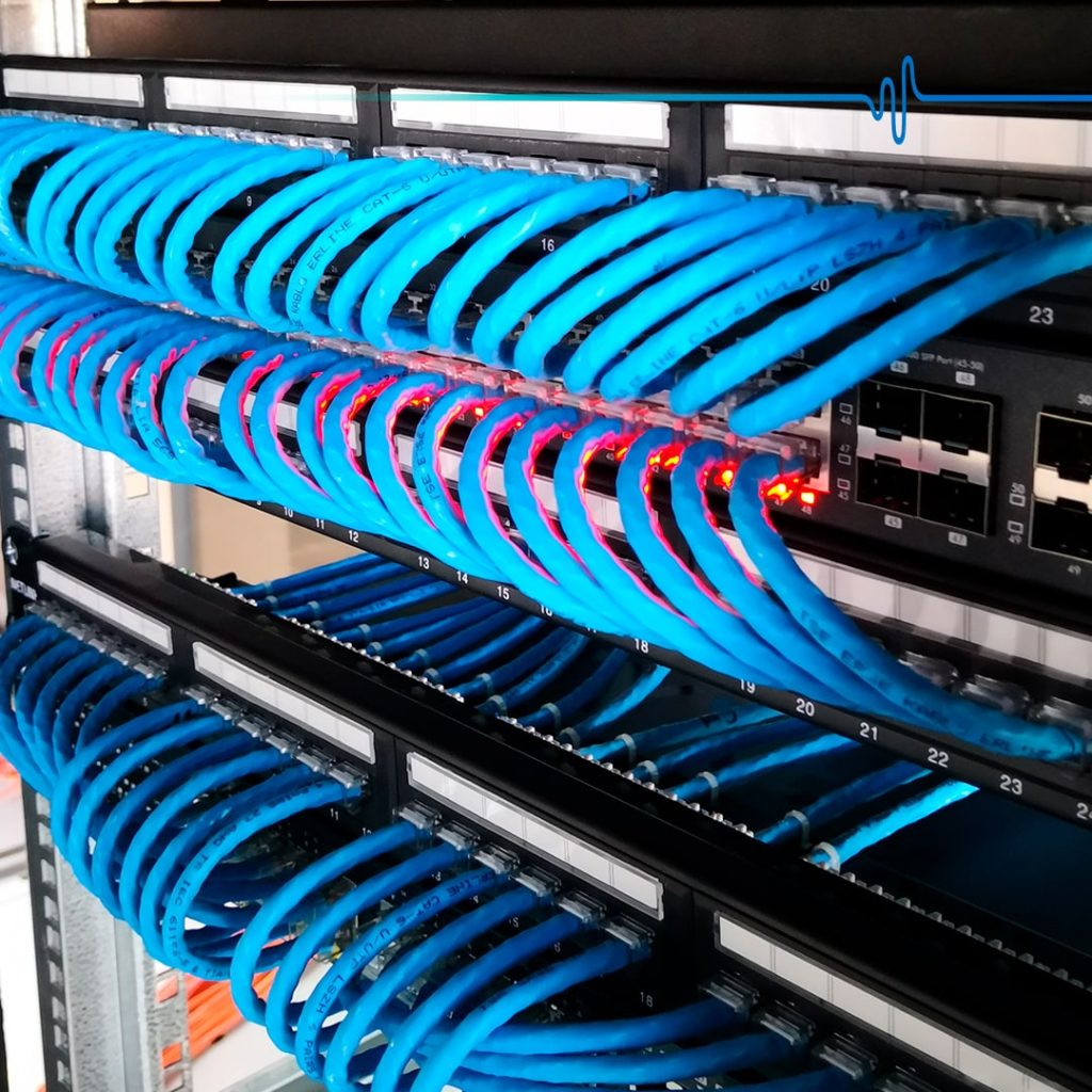 → Gestión de Cables en Rack de Servidores - Distribuidor de Fibra Óptica